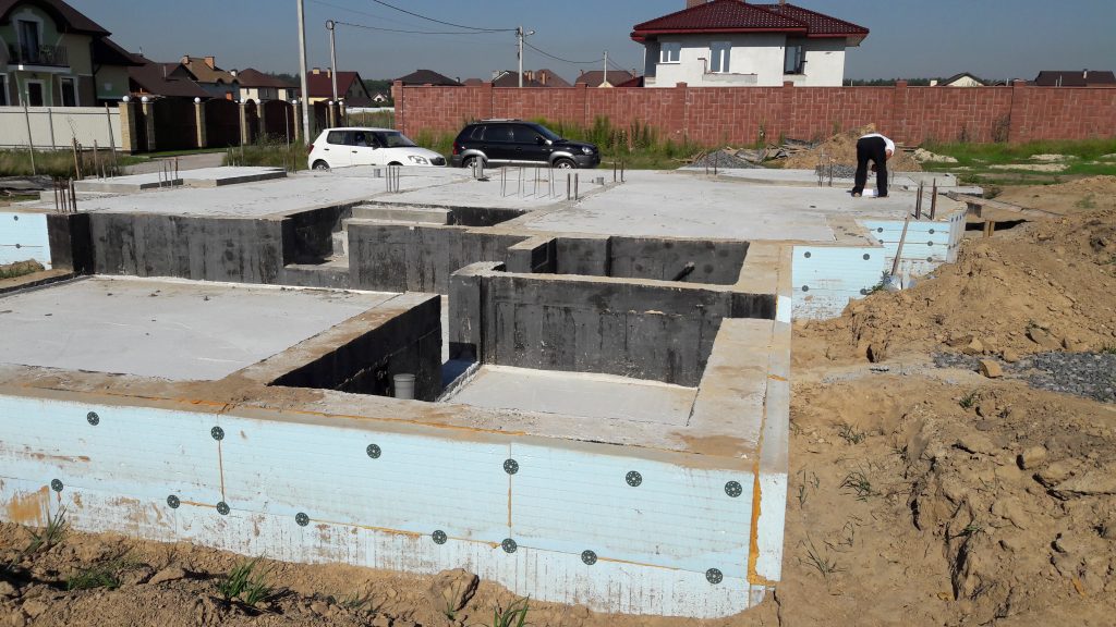 Способы и последовательность утепление фундамента дома